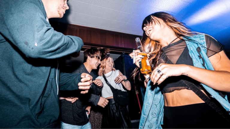 35 Bar Event Ideas to Bring in Regulars (and Keep Them Happy)